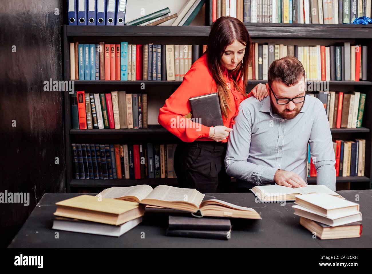 Teenagers reading books in a library hi-res stock photography and ...