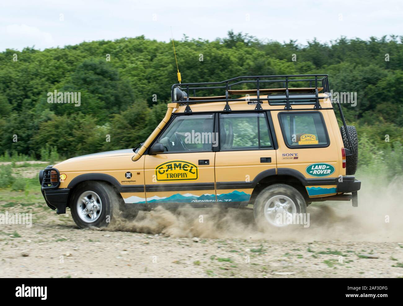 Land rover discovery camel trophy hi-res stock photography and images ...