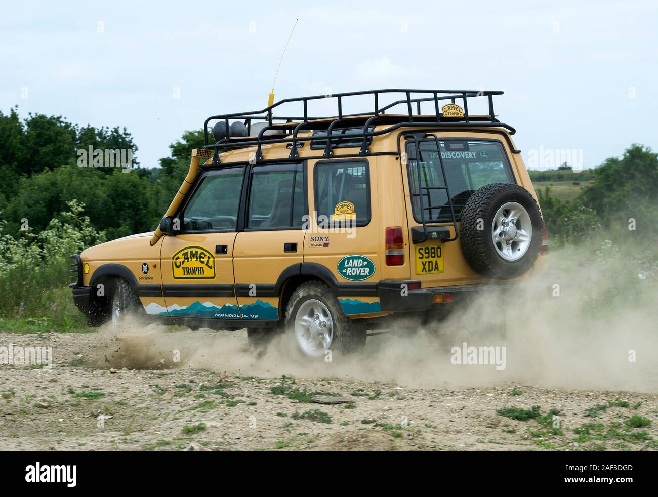 Land rover discovery camel trophy hi-res stock photography and images ...