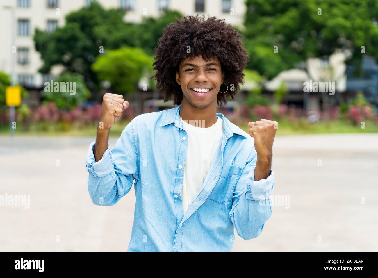 Man freaking out hi-res stock photography and images - Alamy
