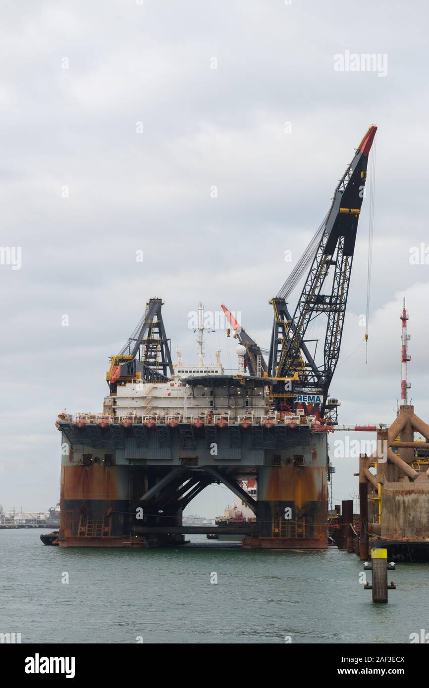 Heavy Lift Crane Barge High Resolution Stock Photography and Images - Alamy