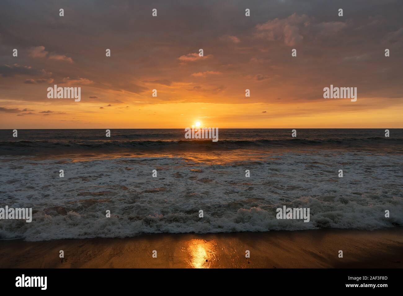 Amazing Ocean View Sunset. Panorama of beautiful sunset on the ocean ...