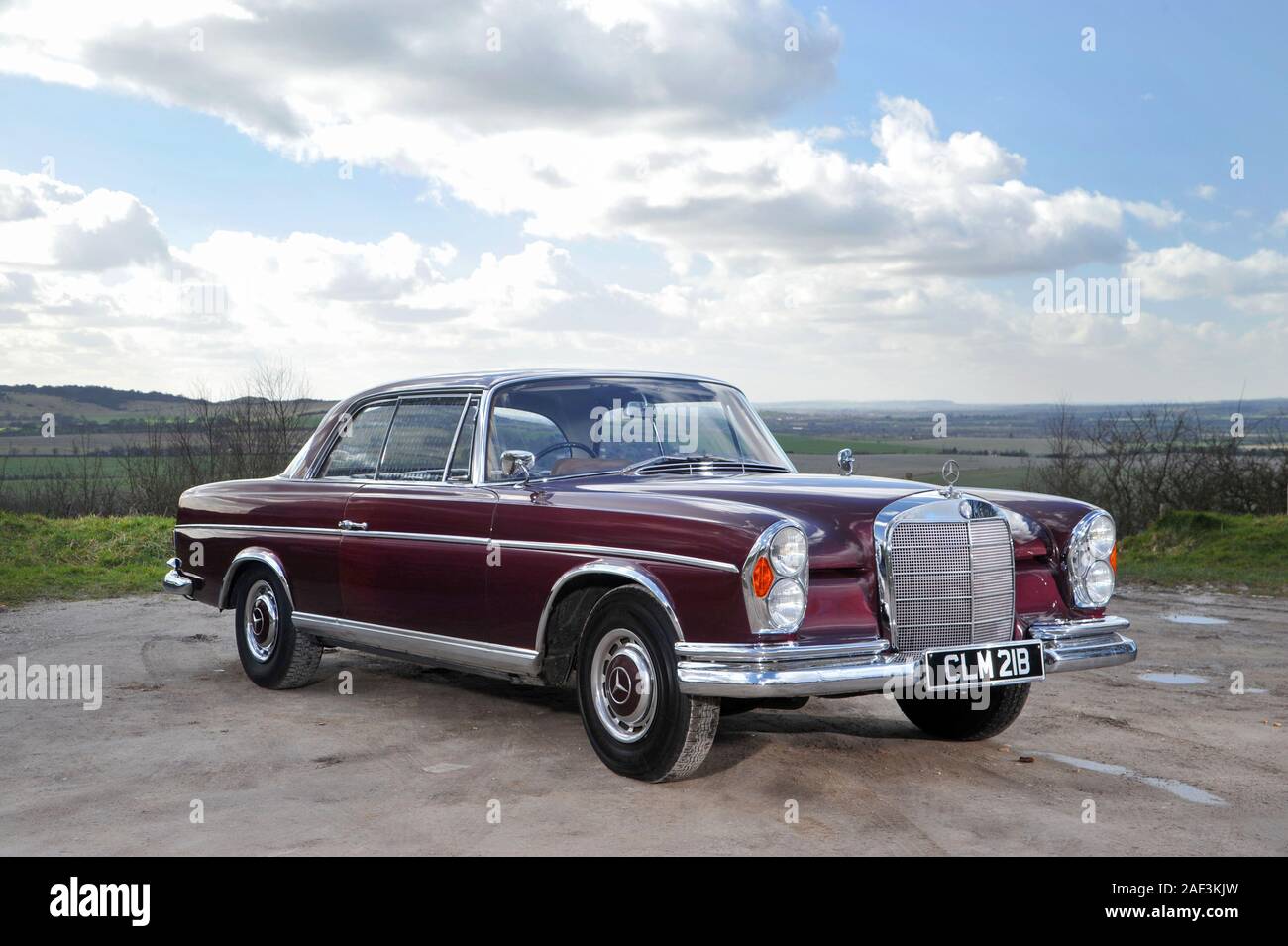 1964 Mercedes W111 300SE classic German luxury pillarless Coupe Stock ...