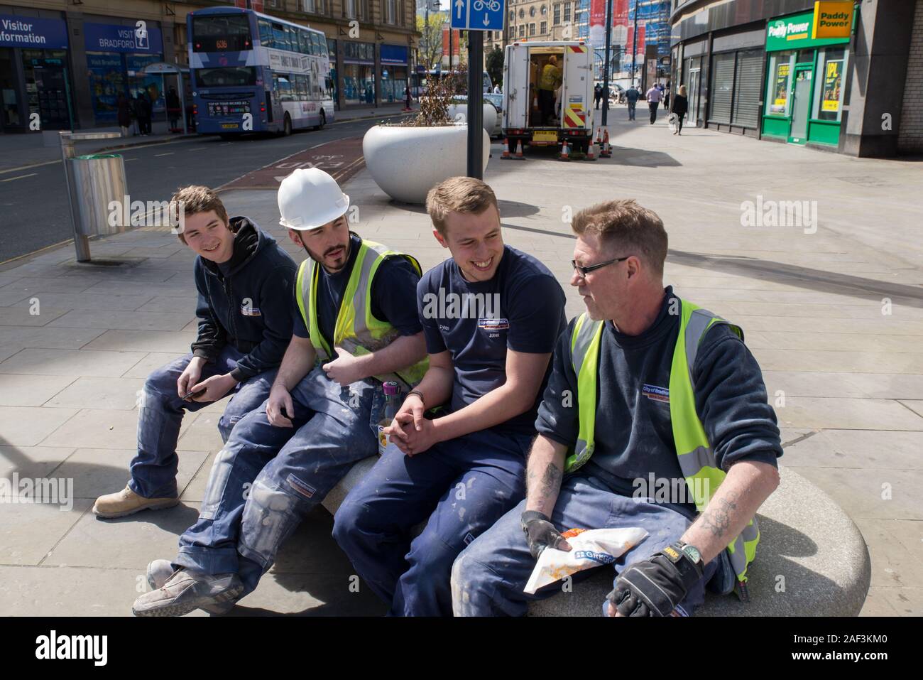 Construction workers lunch break hi-res stock photography and images ...