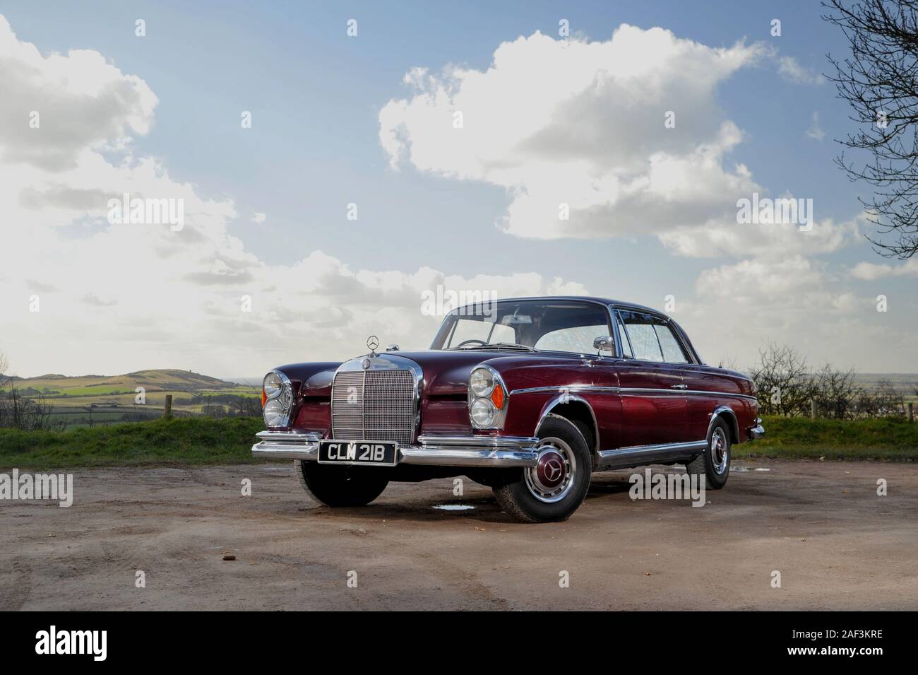 1964 Mercedes W111 300SE classic German luxury pillarless Coupe Stock ...