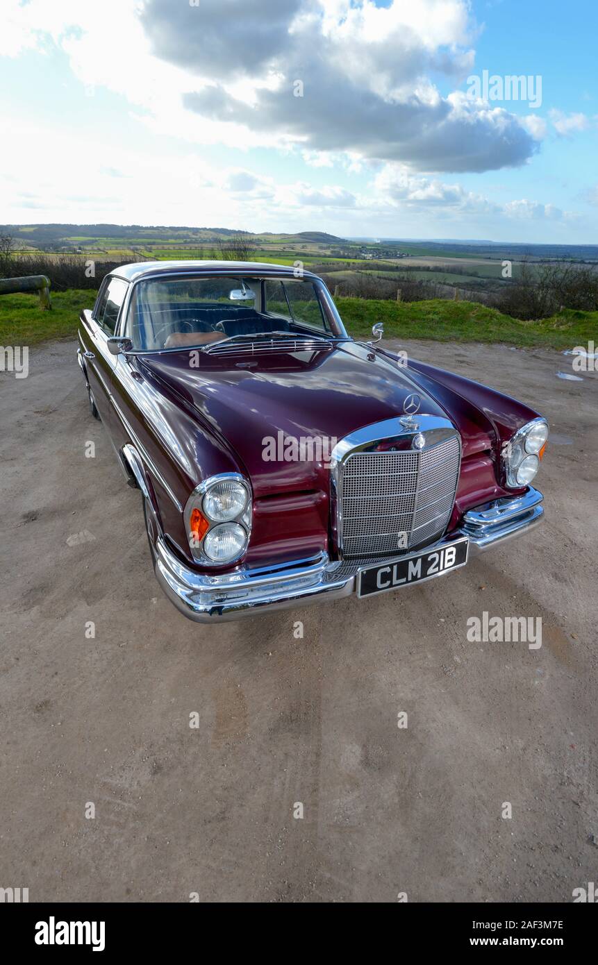 1964 Mercedes W111 300SE classic German luxury pillarless Coupe Stock ...