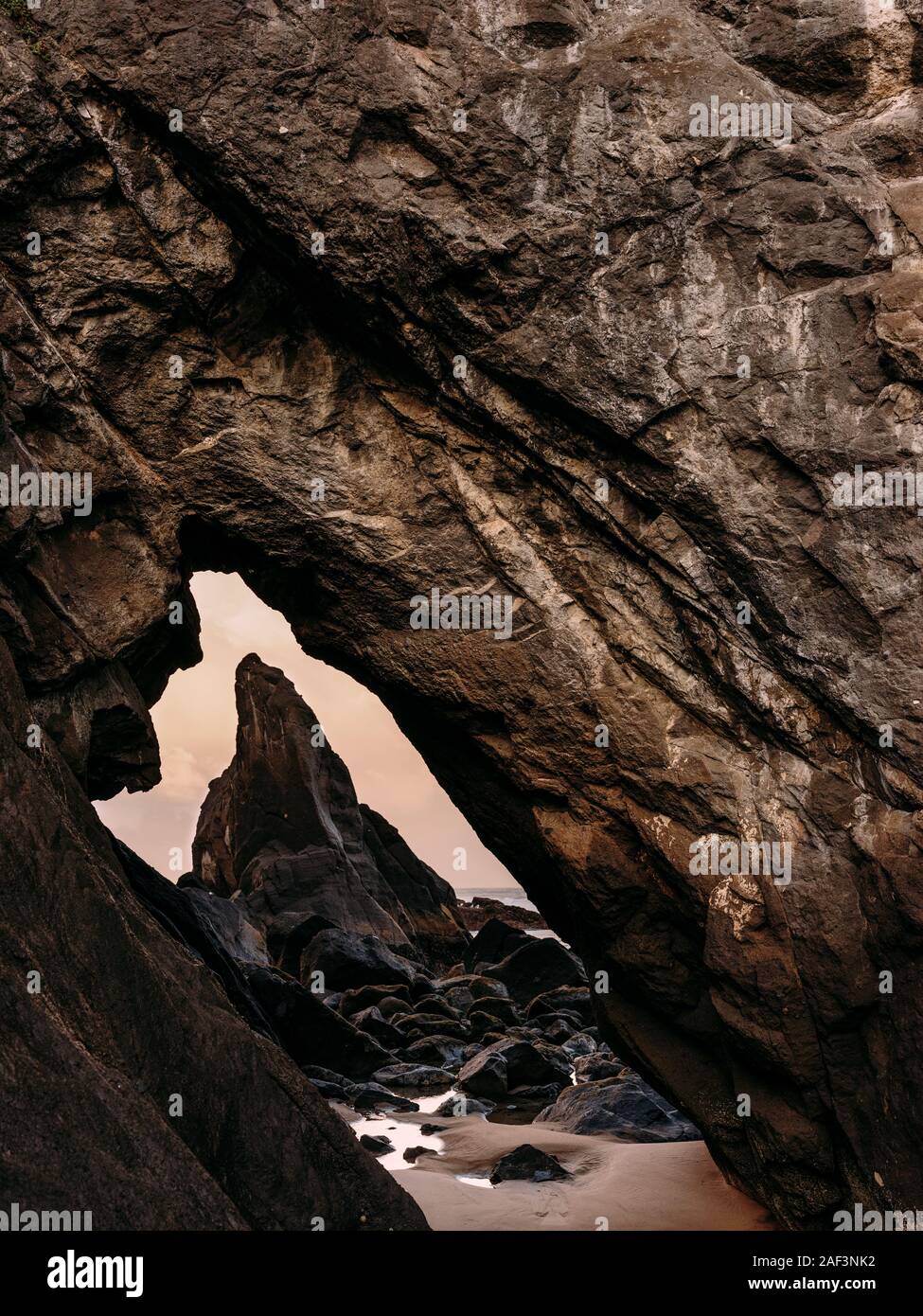 Keyhole rock beach hi-res stock photography and images - Alamy