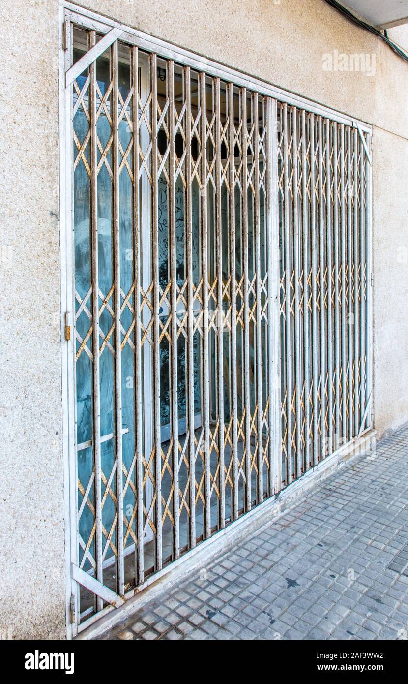 Locked shop hi-res stock photography and images - Alamy