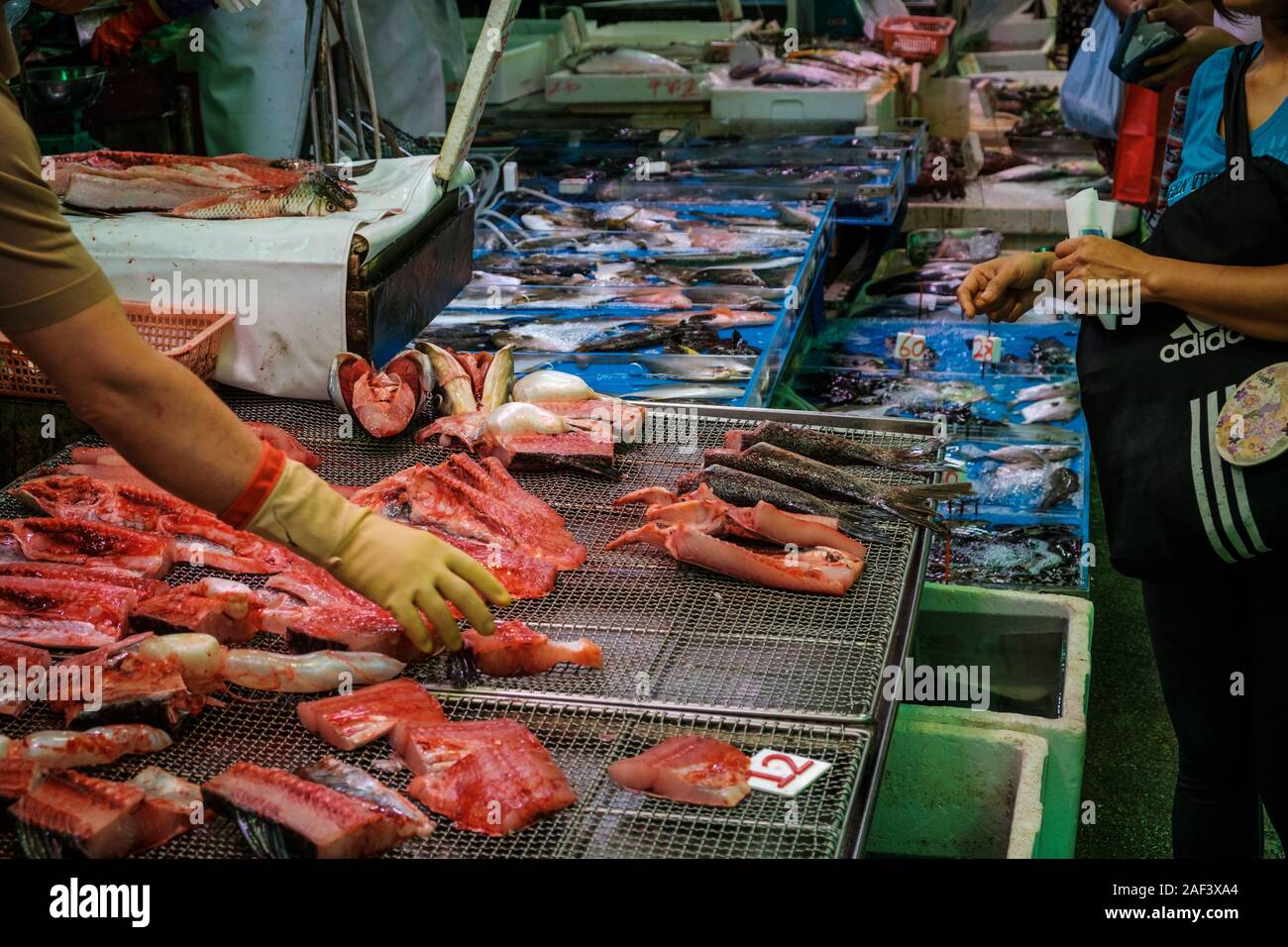 China fish market hi-res stock photography and images - Alamy