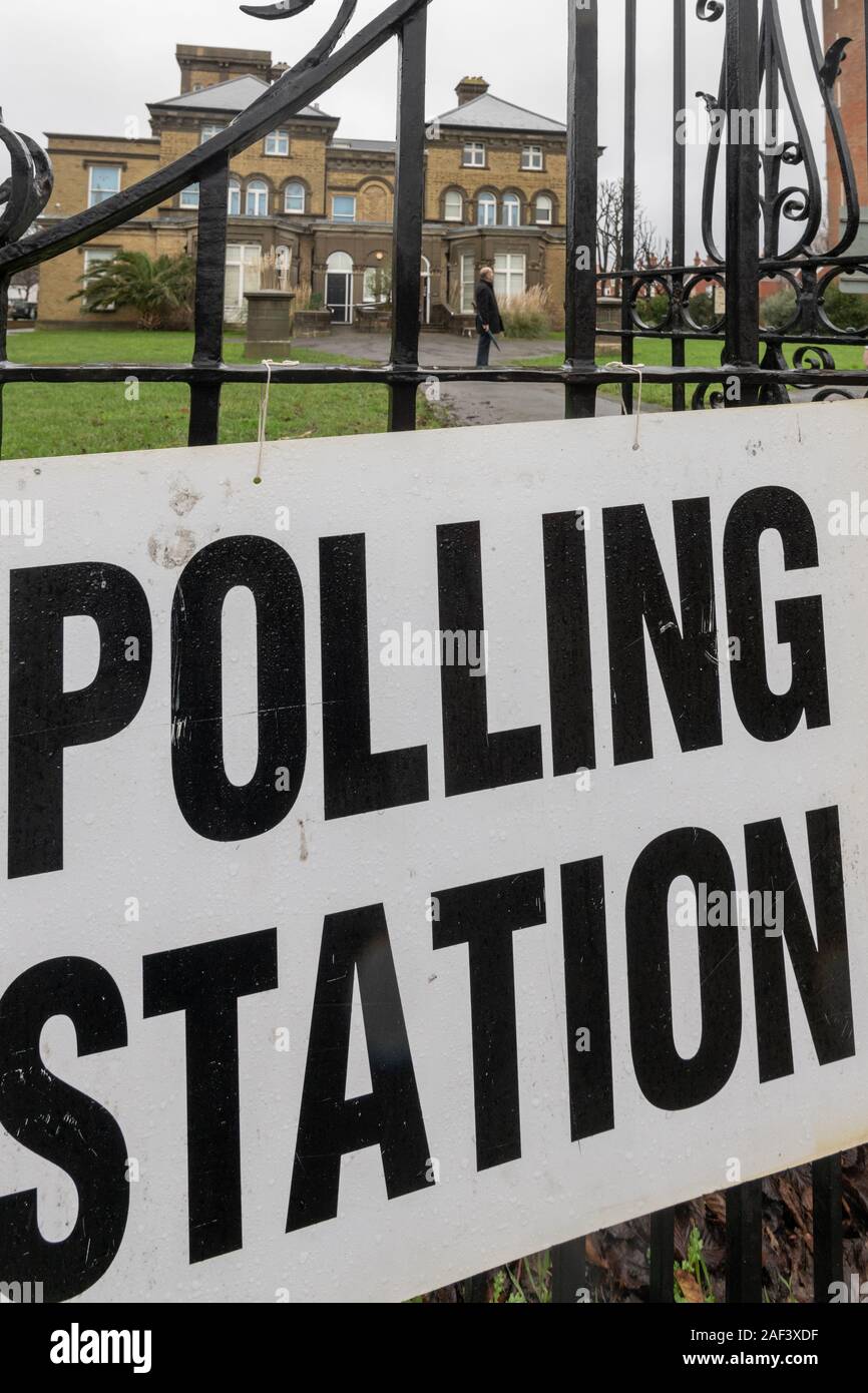 Polling station signs outside polling stations hi-res stock photography ...