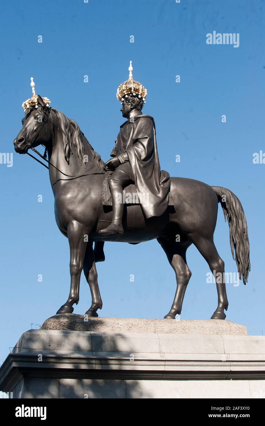 The Statue of King George 1V alongside Admiral Lord Nelson wearing hats ...