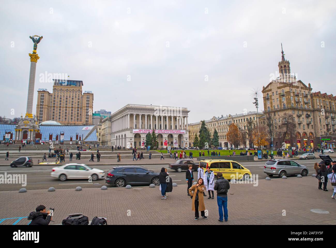 KIEV, UKRAINE - NOVEMBER 16, 2019: Ukrainean citizens and tourists in ...