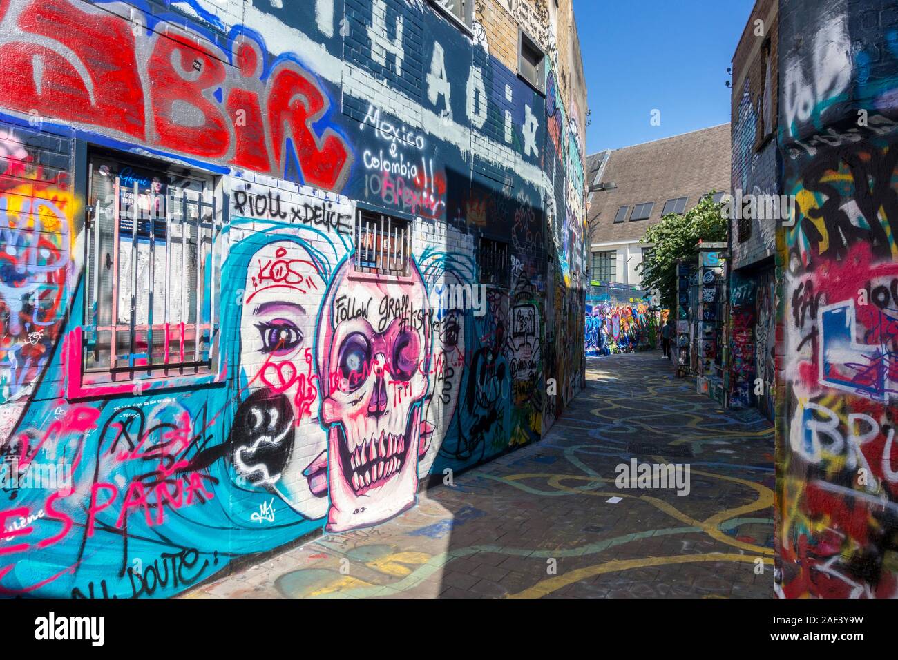Graffiti street gent hi-res stock photography and images - Alamy