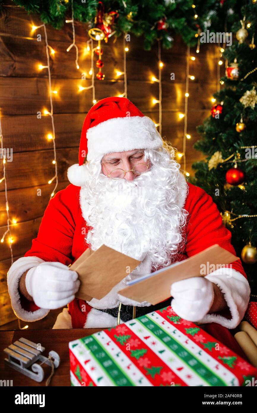 Santa reading letter hi-res stock photography and images - Alamy