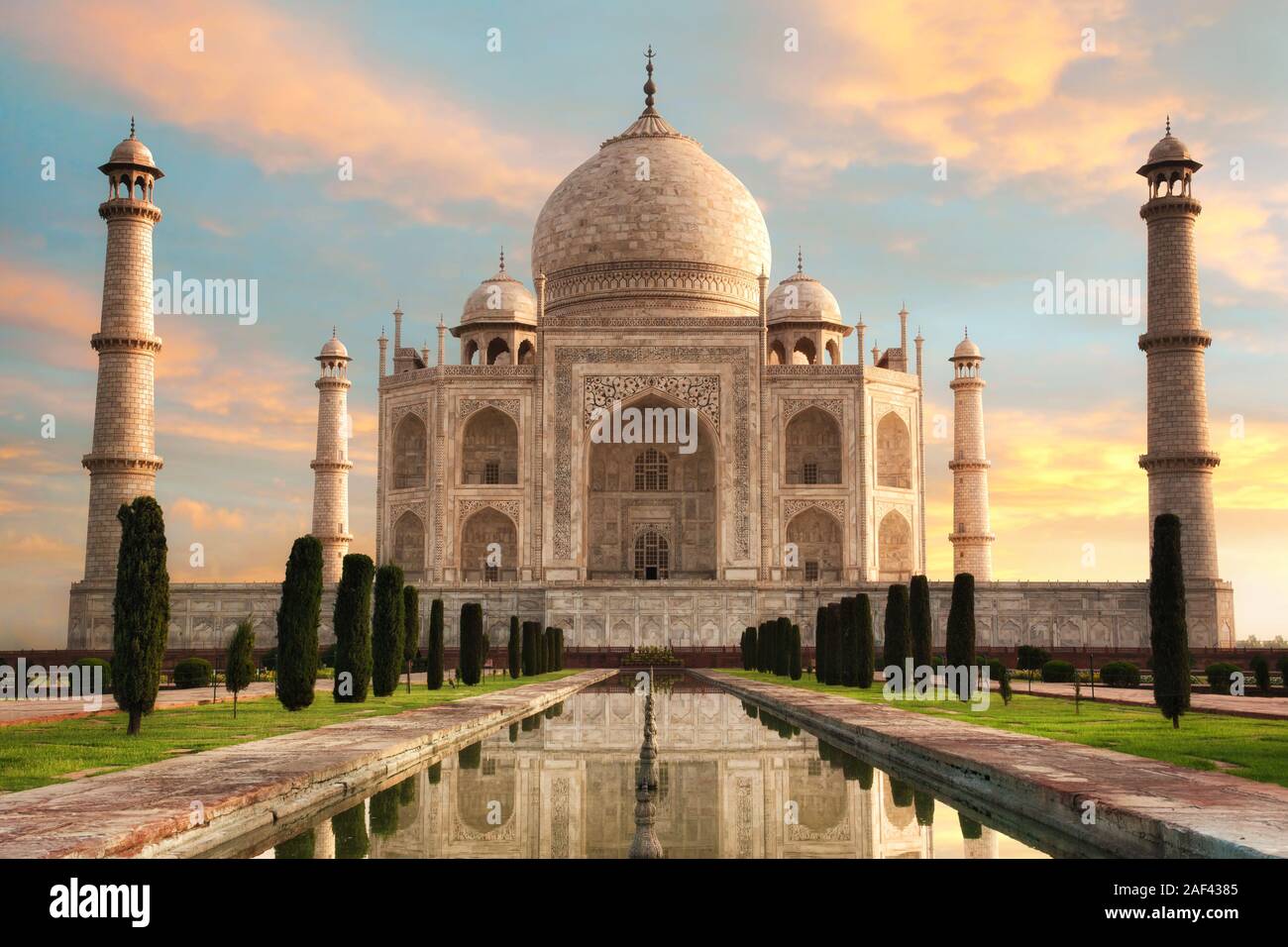 The magnificent Taj Mahal in India shows its full splendor at a ...