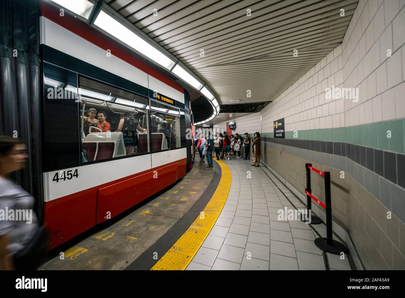 Subway station platform in Toronto, TORONTO, CANADA Stock Photo - Alamy