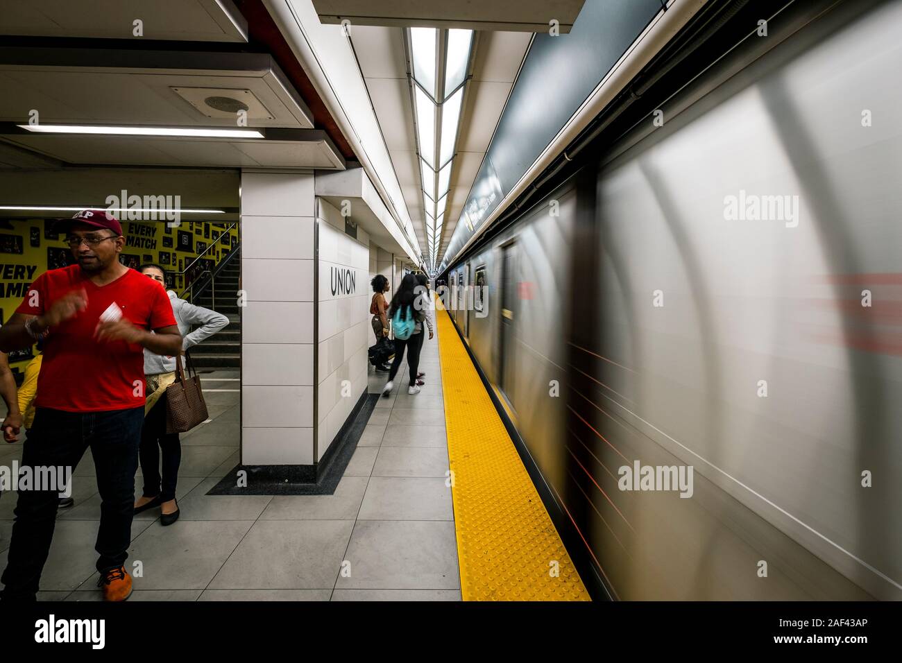 Subway station platform in Toronto, TORONTO, CANADA Stock Photo - Alamy