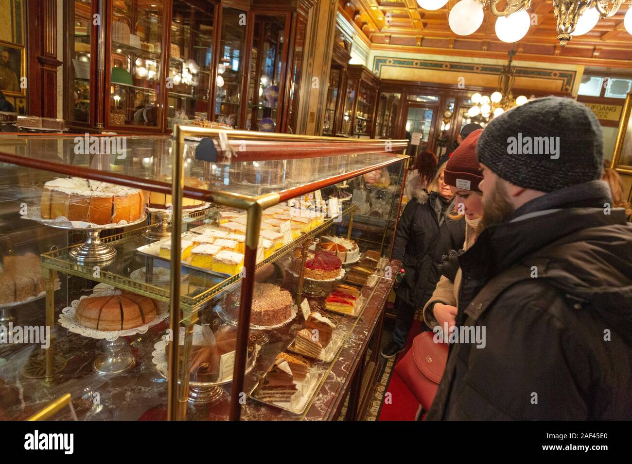 Coffee shop cakes hi-res stock photography and images - Alamy