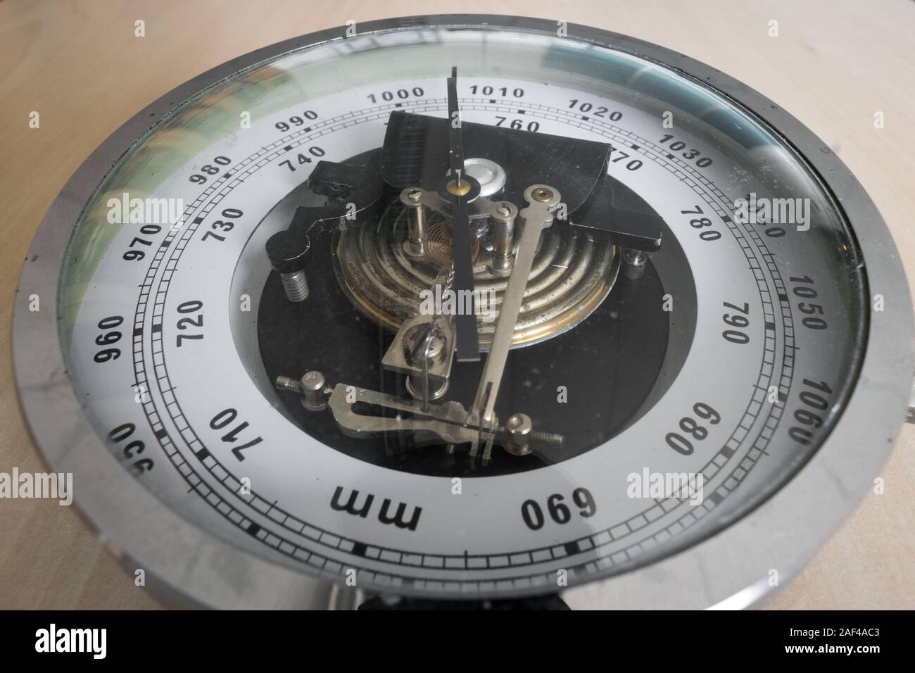 Mercury barometer hi-res stock photography and images - Alamy