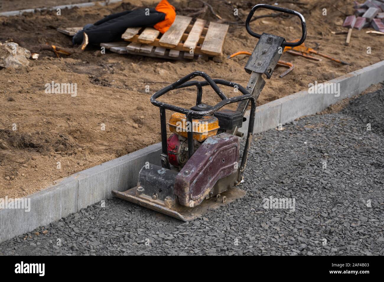 Vibrational paving stone machine for finish on a sidewalk road ...