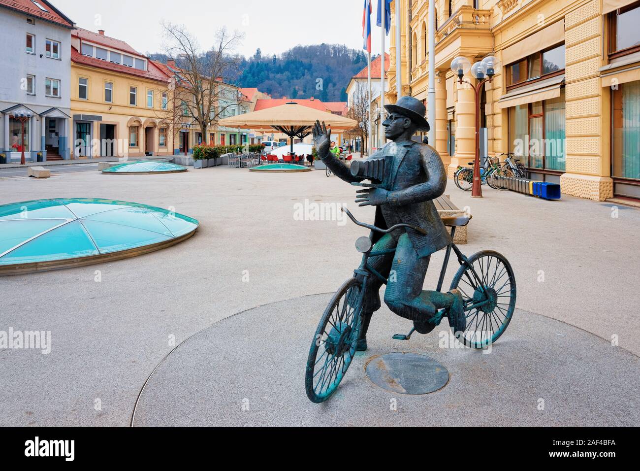 Man on bicycle sculpture hi-res stock photography and images - Alamy