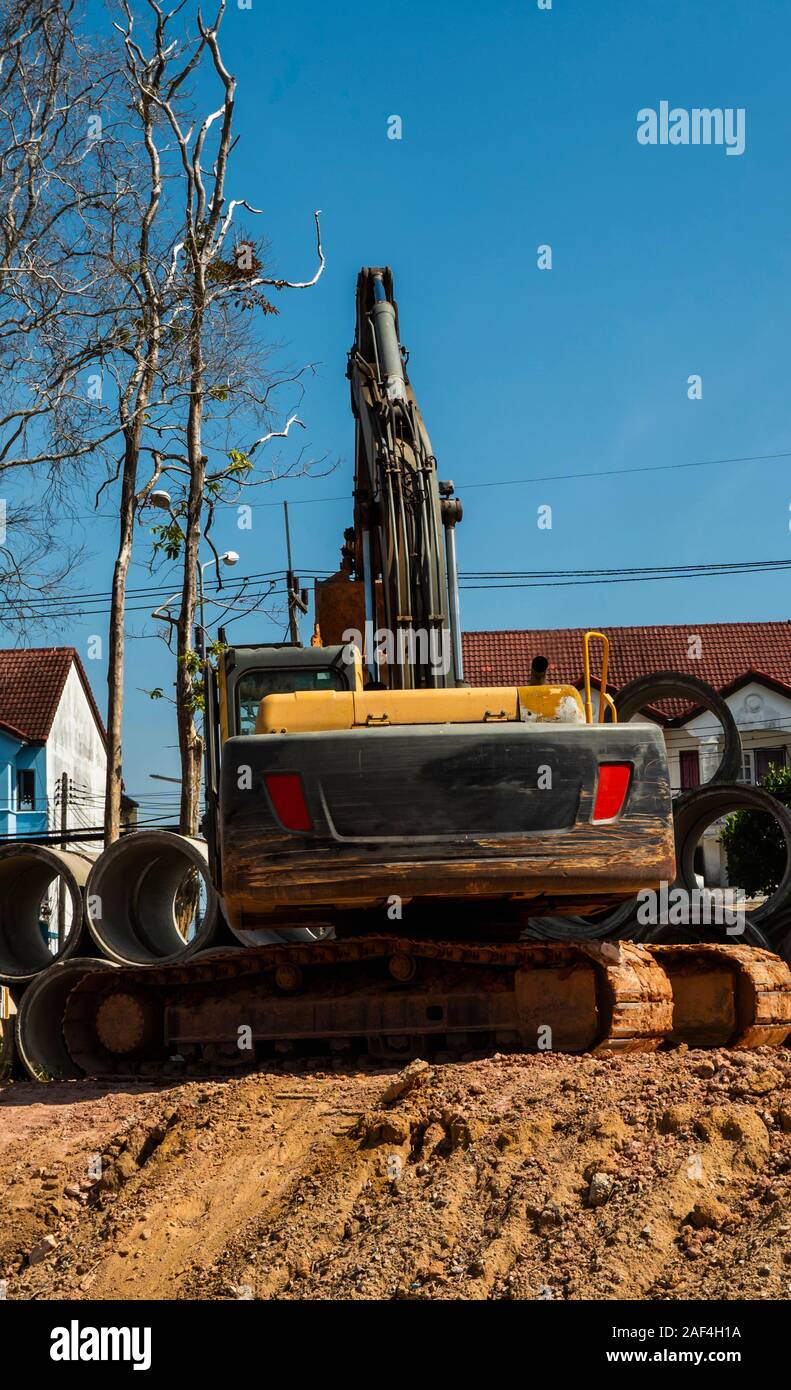 Lifting heavy pipes hi-res stock photography and images - Alamy
