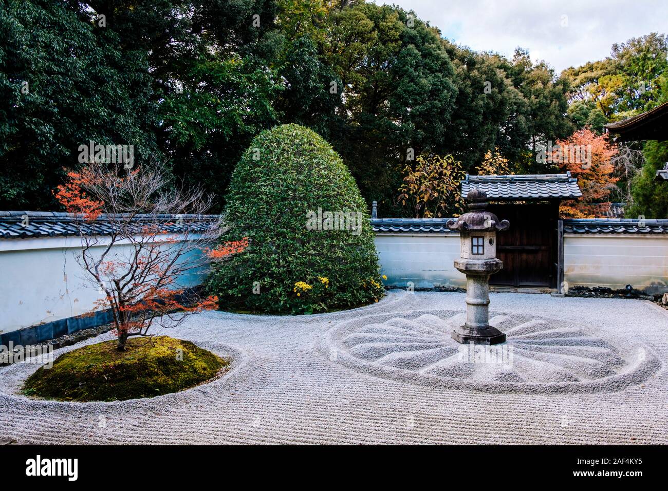 Unryu-in Temple, Kyoto: Stone garden with Chrysanthemum Seal Stock ...