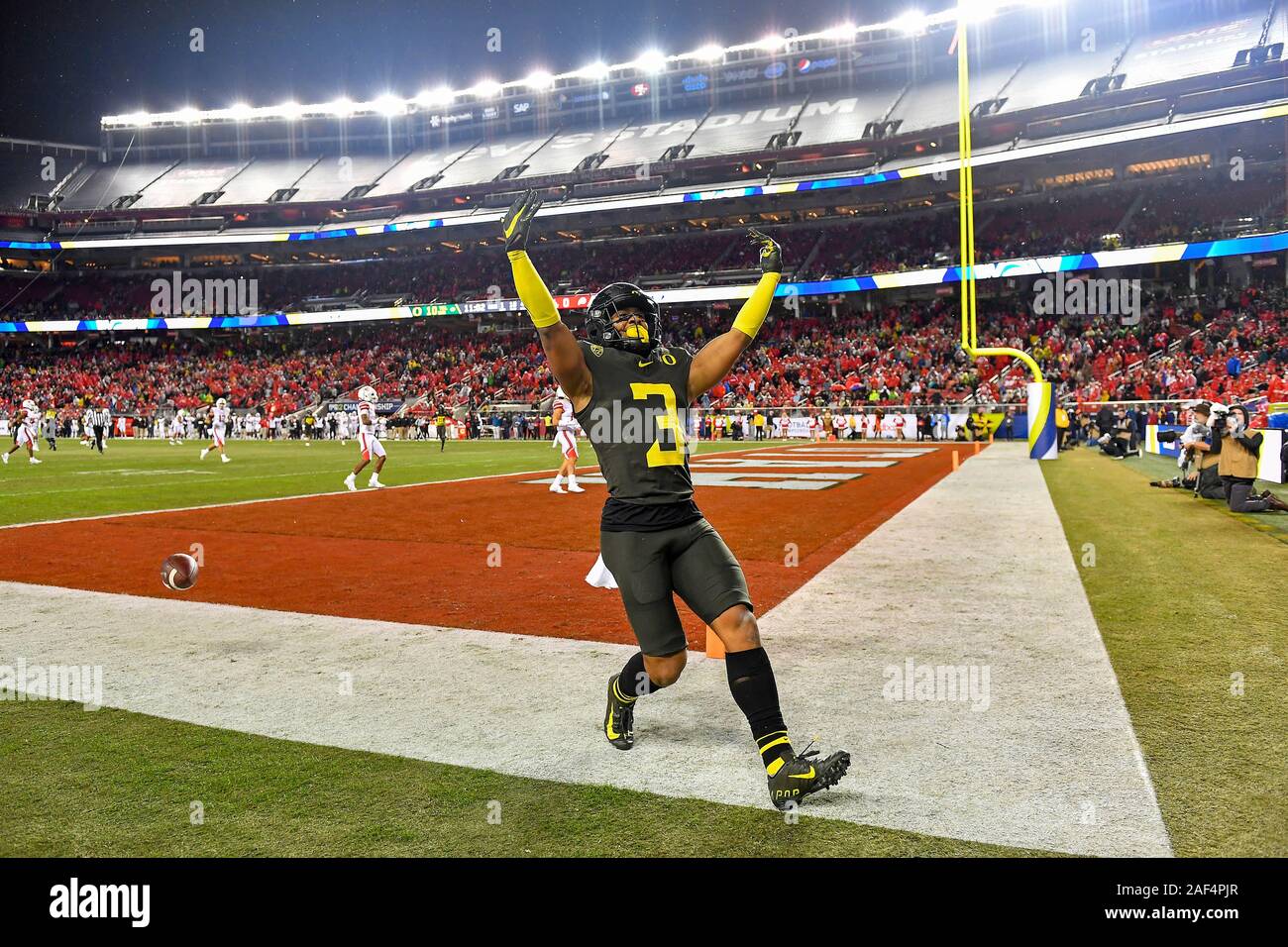 Oregon Ducks running back Johnny Johnson III (3) celebrates after ...