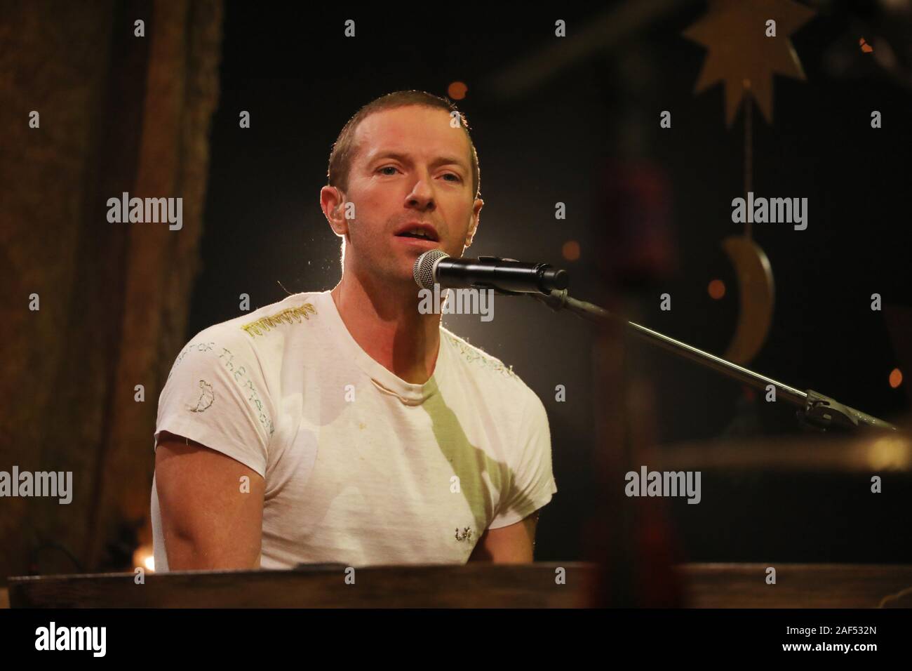 Chris martin hi-res stock photography and images - Alamy