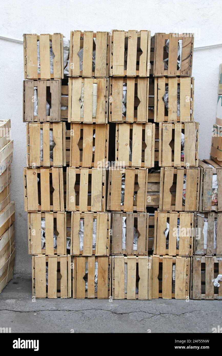 Big pile of crates for fruits and vegetables Stock Photo - Alamy