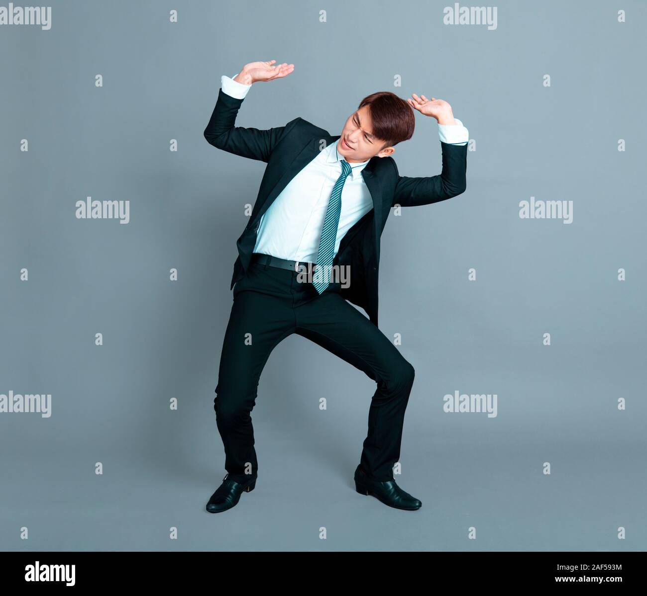 Man lifting heavy load hi-res stock photography and images - Alamy