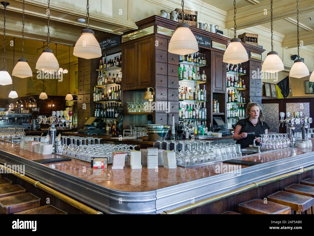 Liquor bottles behind bar hi-res stock photography and images - Alamy