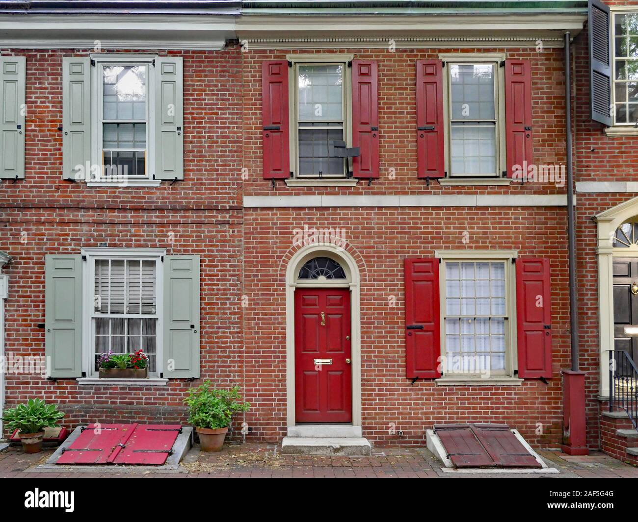 Row house facade hi-res stock photography and images - Alamy