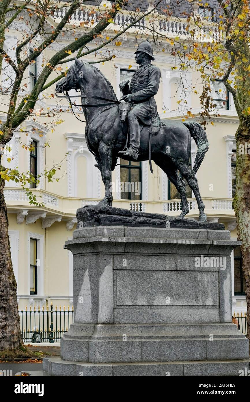 Lord robert napier statue hi-res stock photography and images - Alamy
