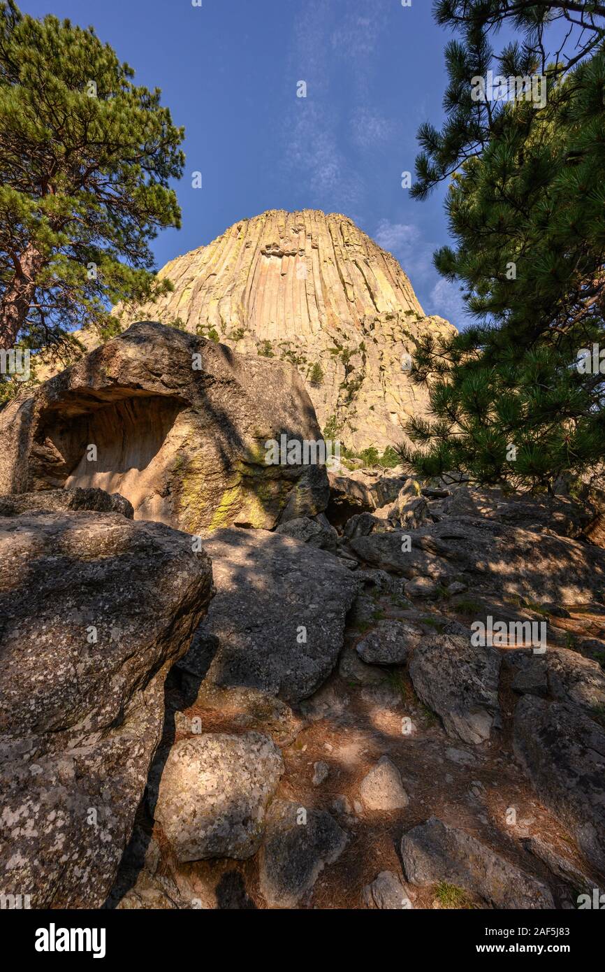 Devils Tower Looms Over Tumbled Boulders fallen from its base Stock ...
