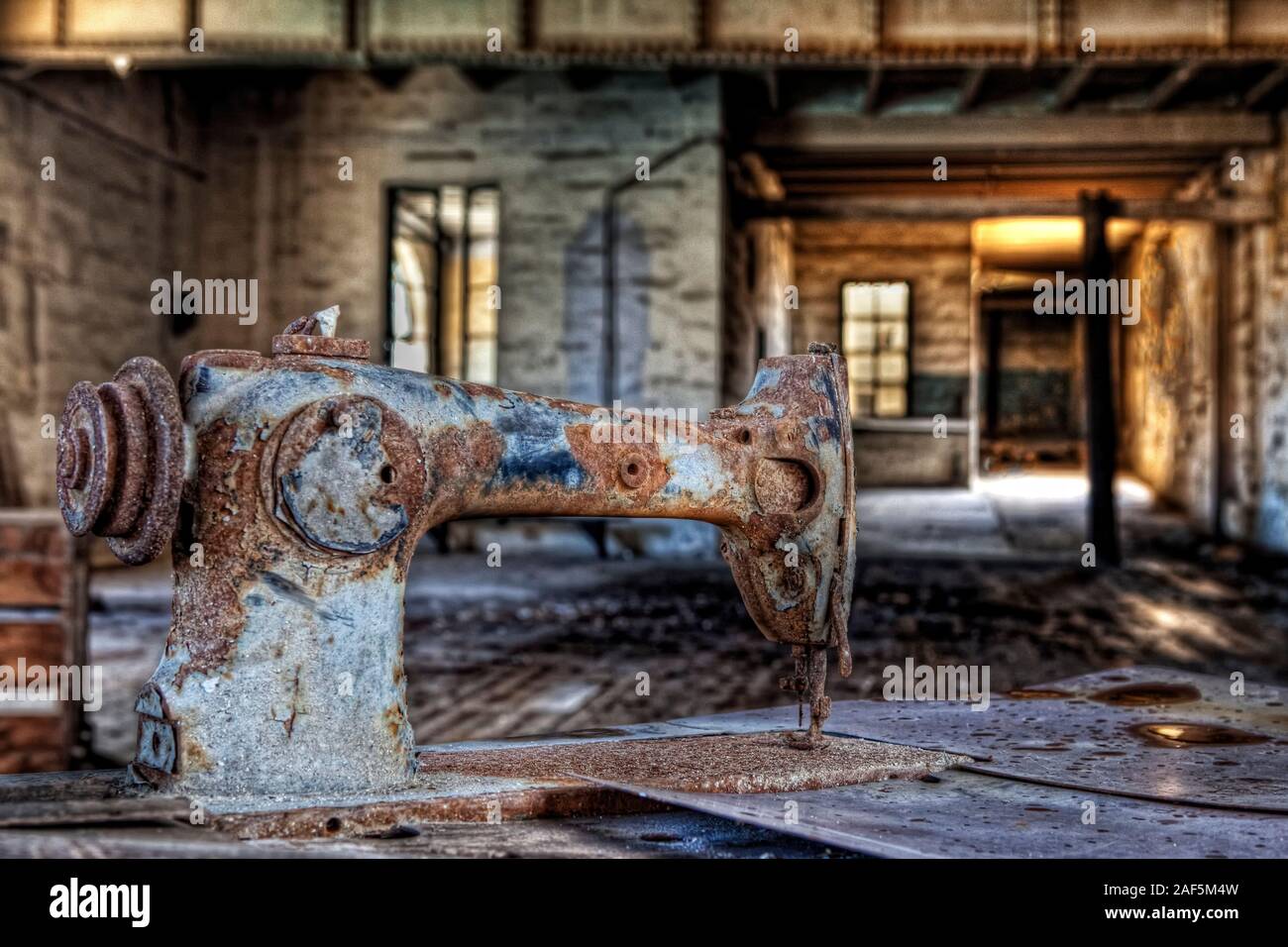 Old rusty vintage sewing machine hi-res stock photography and images ...