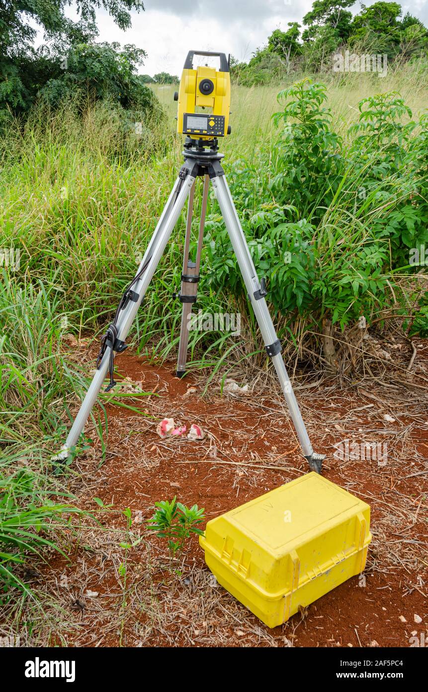 Survey tripods hi-res stock photography and images - Alamy