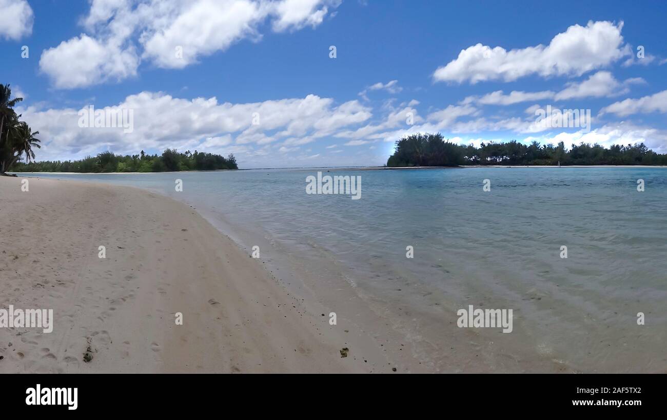 Twin islands off the shore inside the reef at Muri beach lagoon in ...