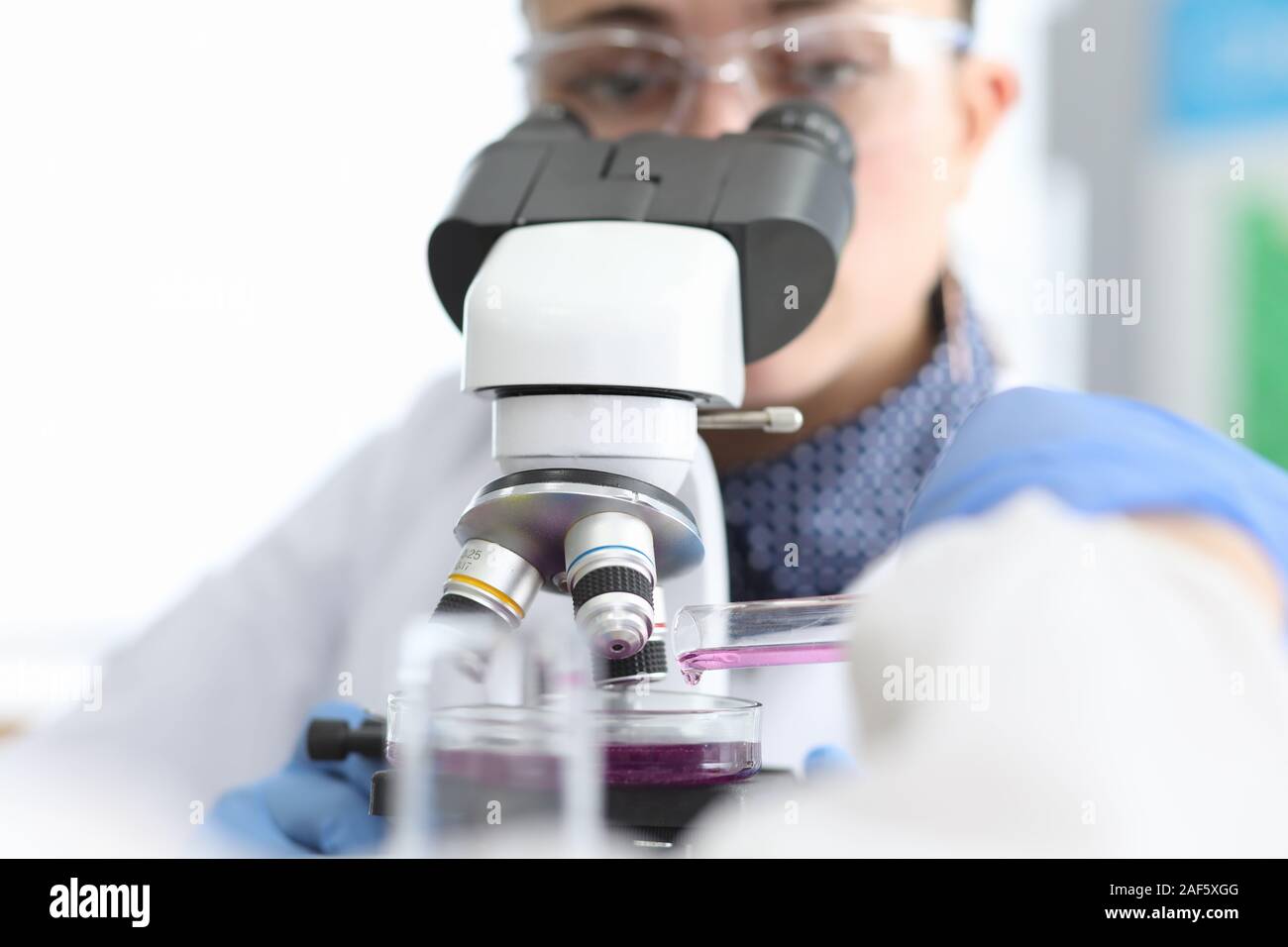 Chemist uniform hi-res stock photography and images - Alamy