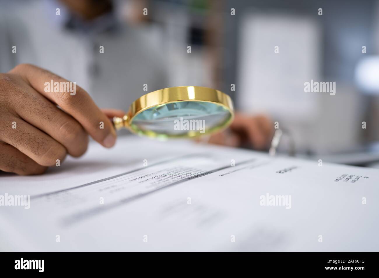 Electronic magnifying glass hi-res stock photography and images - Alamy