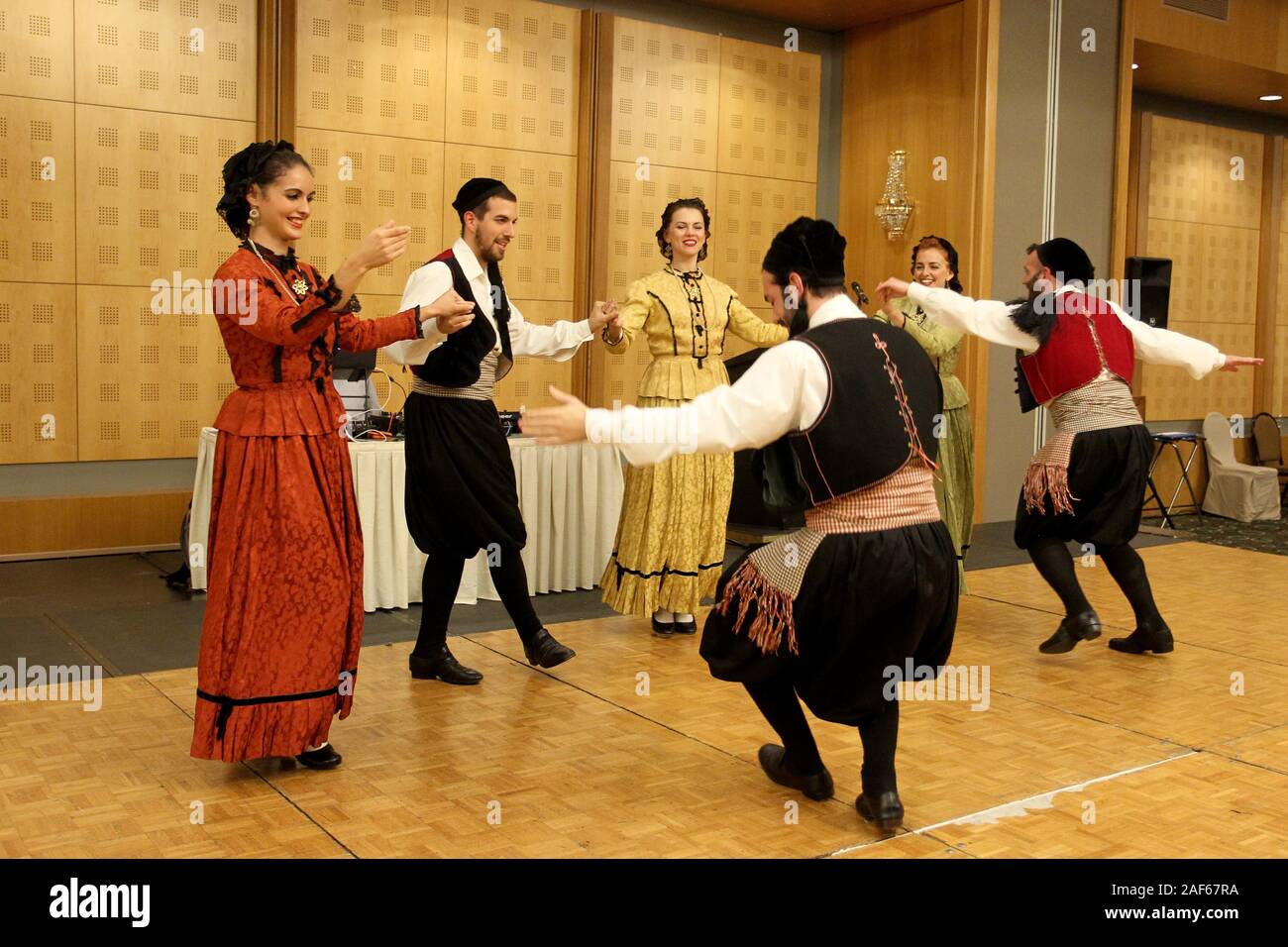 Traditional Greek dancing Stock Photo - Alamy