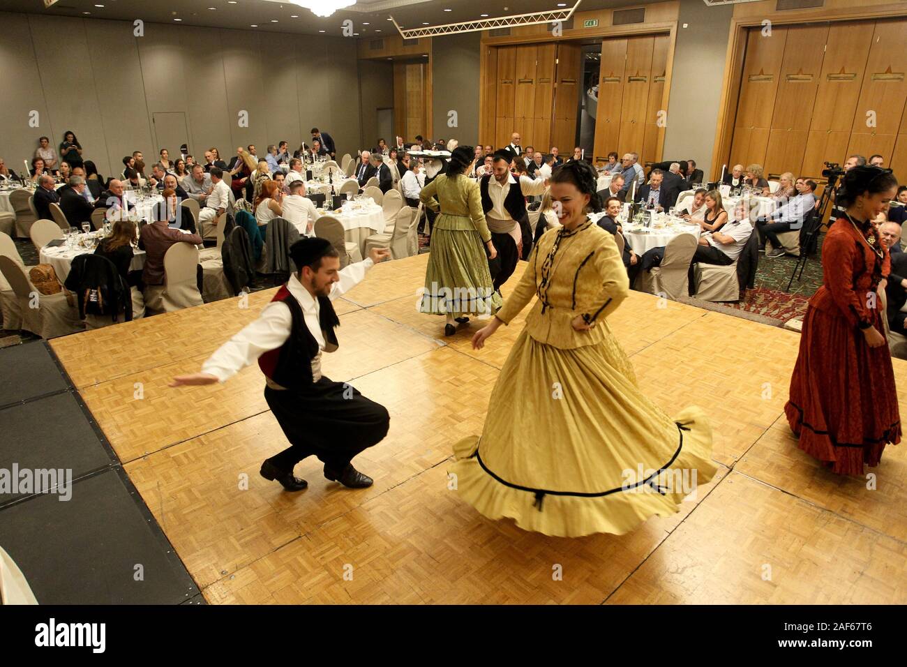 Traditional Greek dancing Stock Photo - Alamy