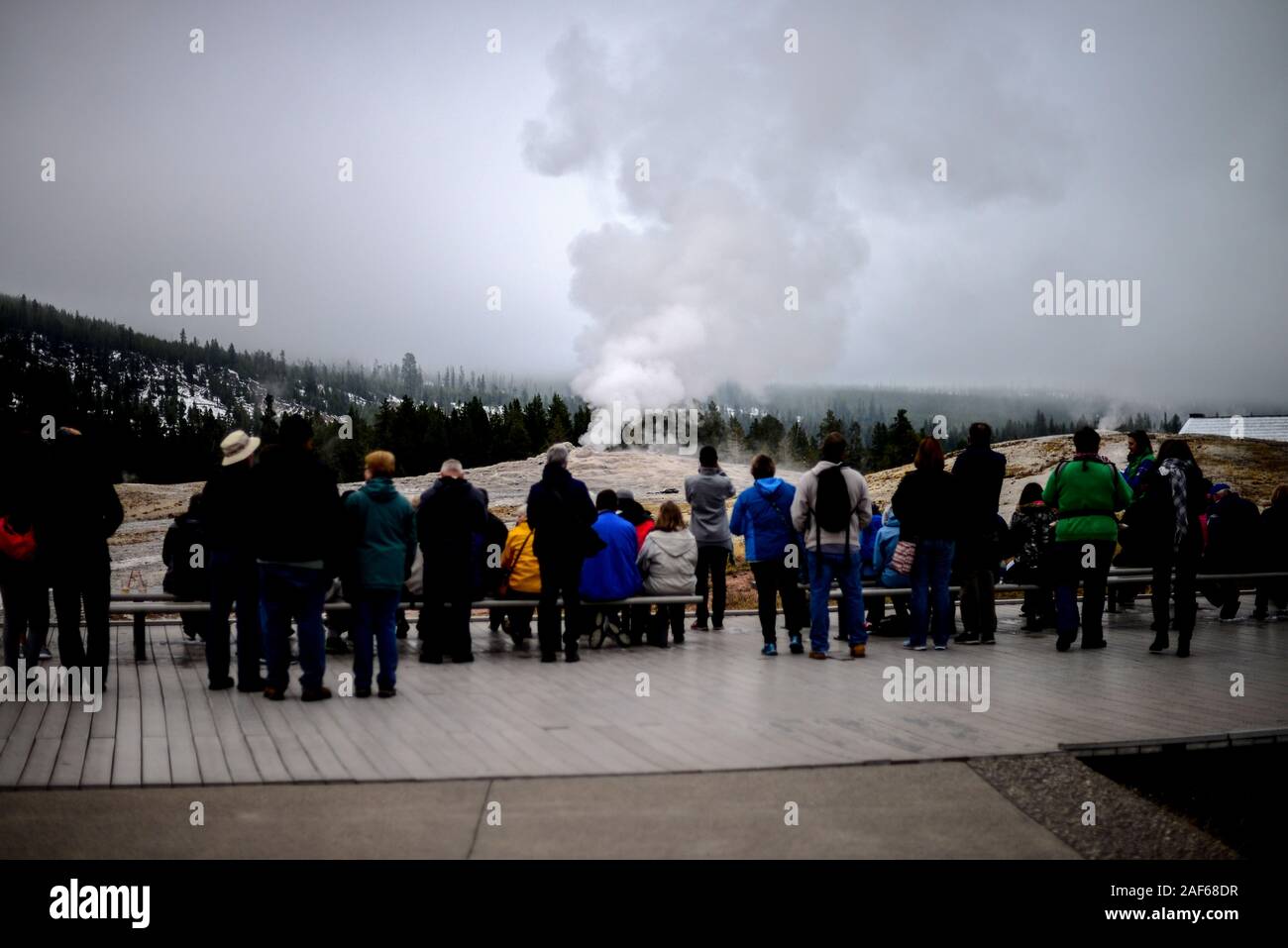 Visitors watch Old Faithful geyser´s eruption in Upper Geyser Basin ...
