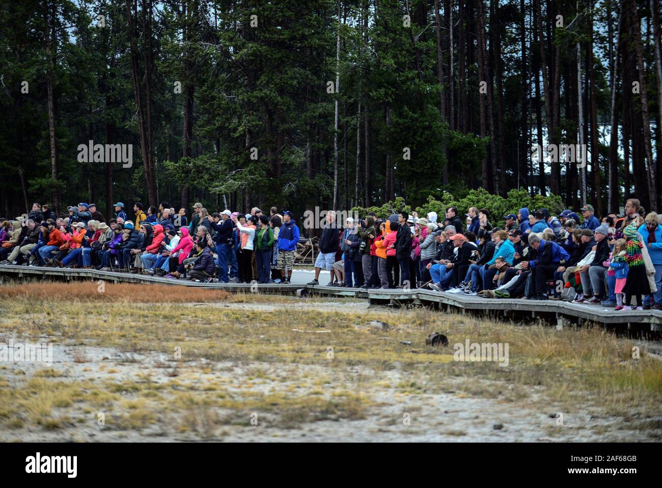 Visitors watch Old Faithful geyser´s eruption in Upper Geyser Basin ...