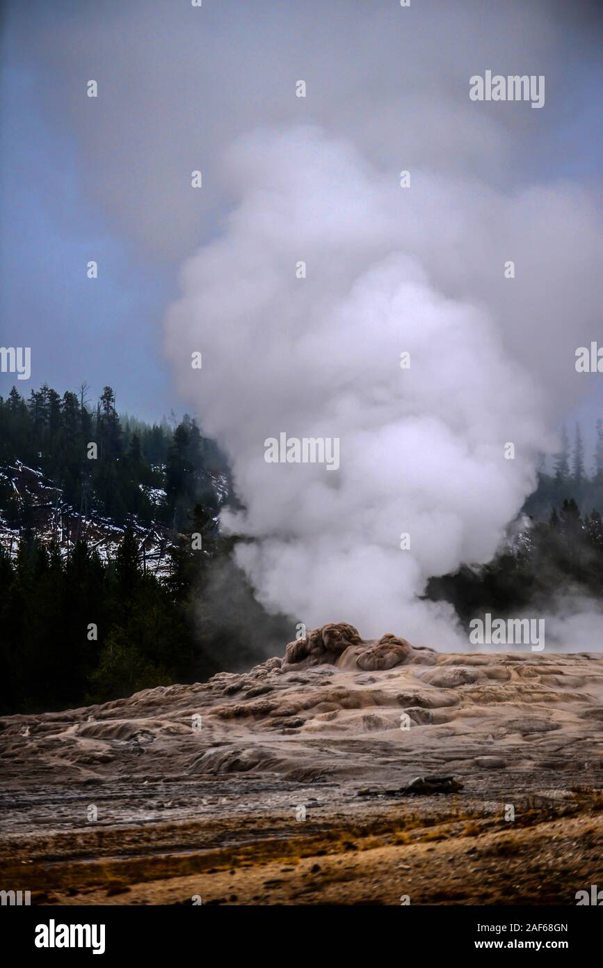 Old faithful geyser upper geyser basin hi-res stock photography and ...