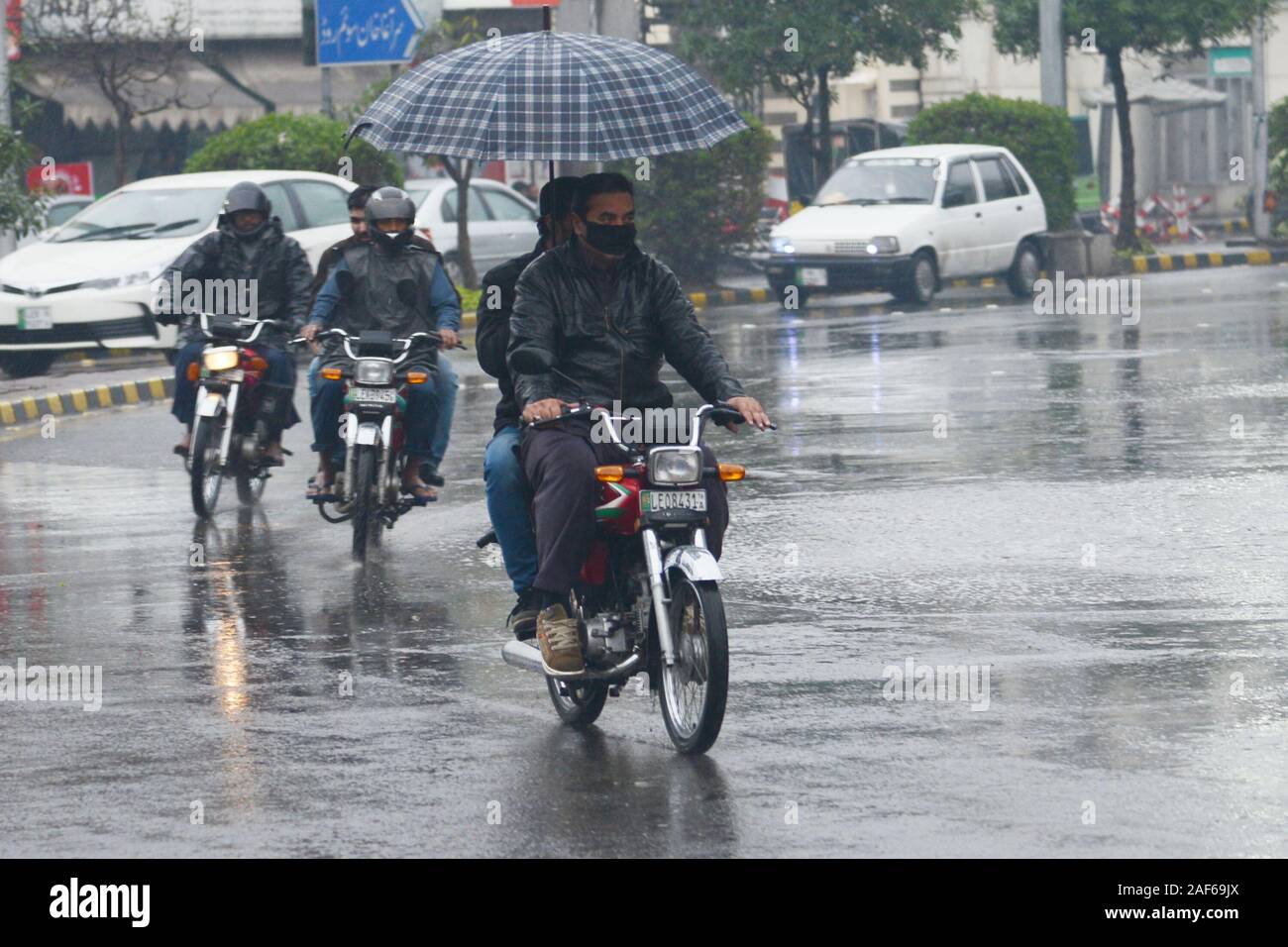 Pakistani motorists are on their way during drizzling(light rain)the ...