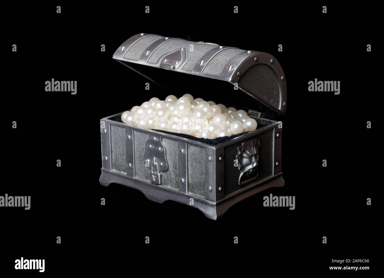 Chest full of treasure Stock Photo - Alamy