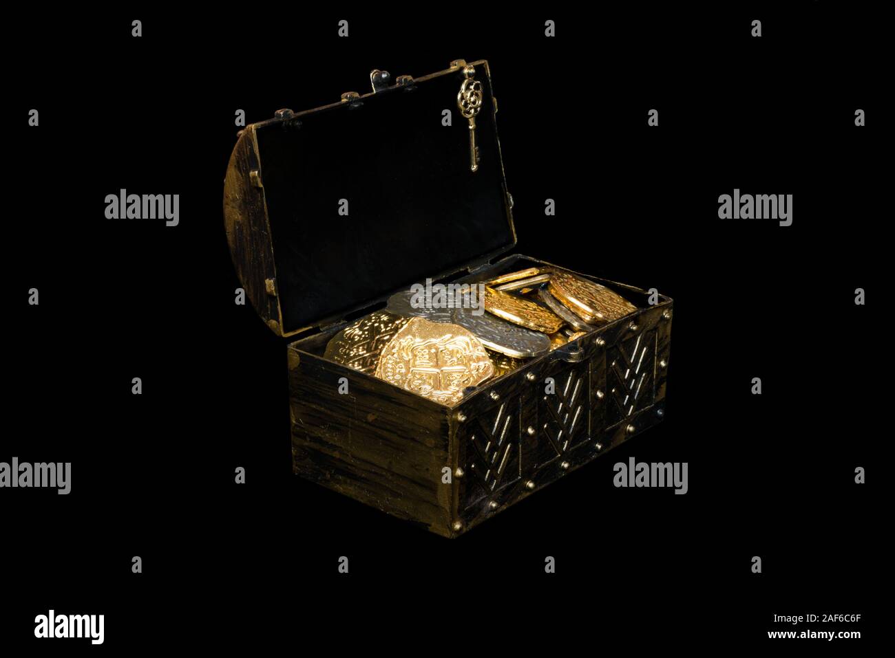 Chest full of treasure Stock Photo - Alamy