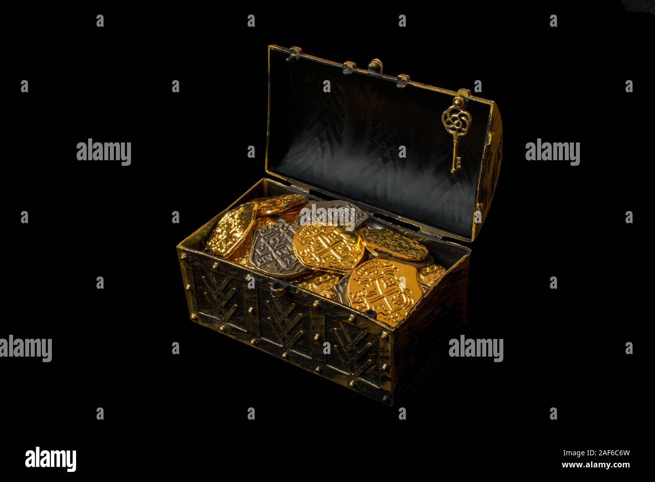 Full treasure chest hi-res stock photography and images - Alamy