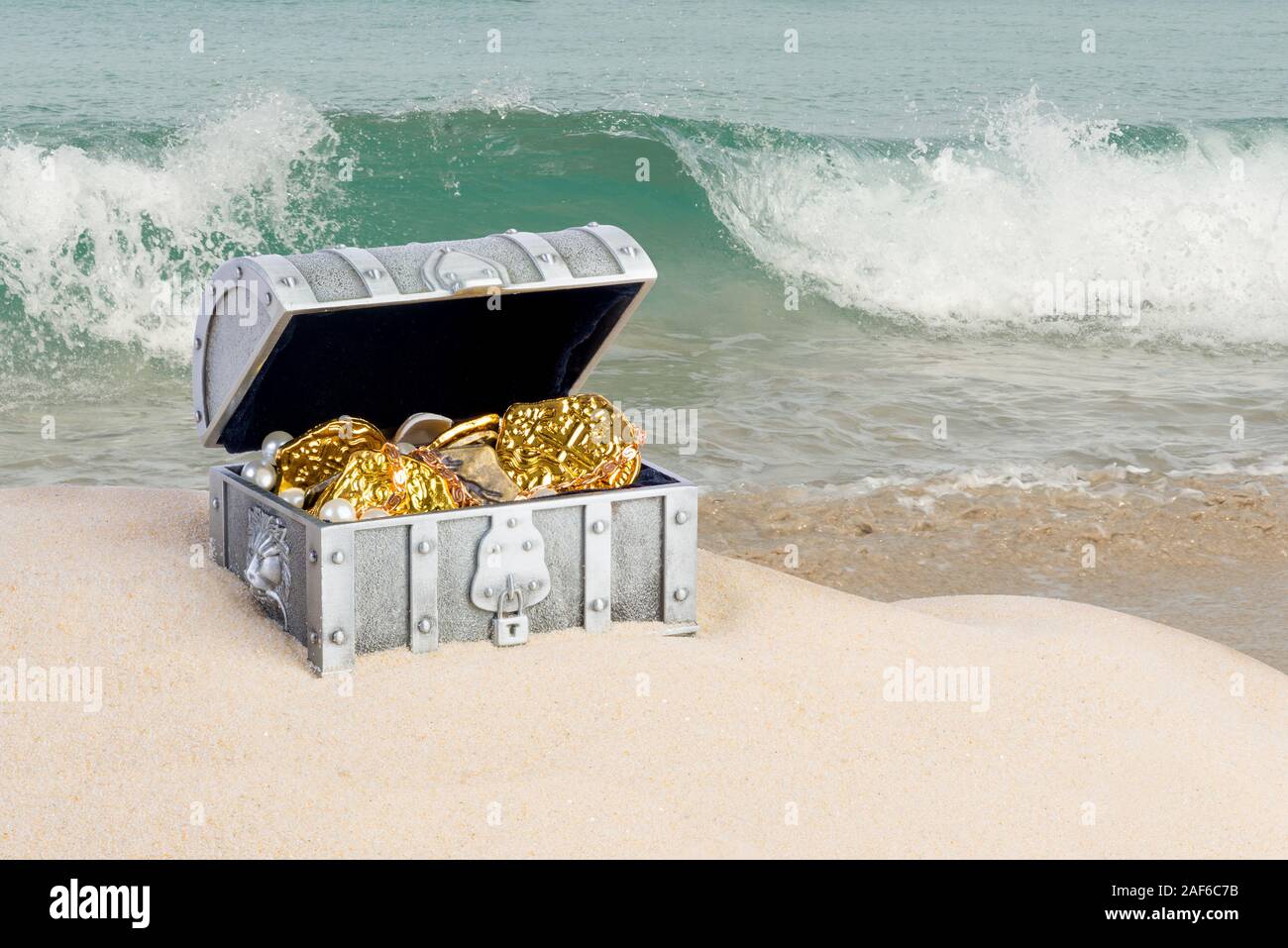 Chest full of treasure Stock Photo - Alamy